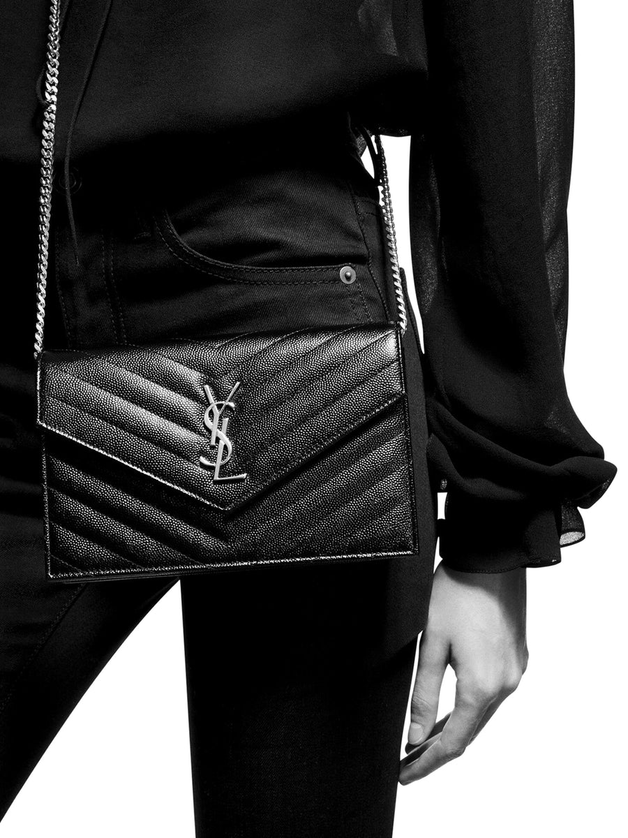 POCHETTE ENVELOPE CON CATENA CASSANDRE CLASSICA IN PELLE GRAIN DE POUD ...